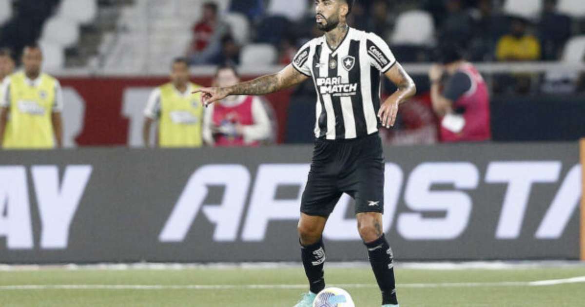 Zagueiro do Botafogo tira dúvida das redes sociais: 'Joga com ou sem ...