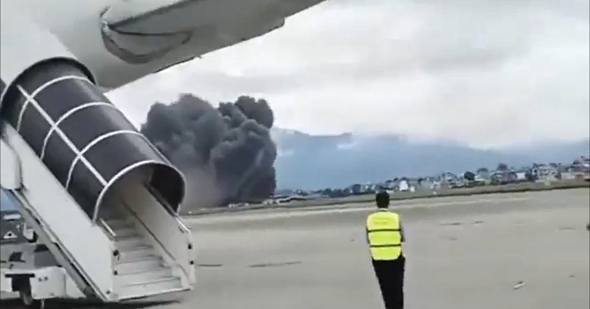 Vídeo mostra avião caindo e explodindo após decolar no Nepal; 18 ...