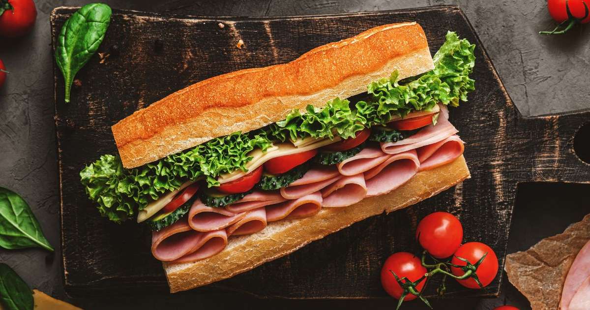 Lanche com requeijão e frios: aprenda o modo de preparo no pão de metro
