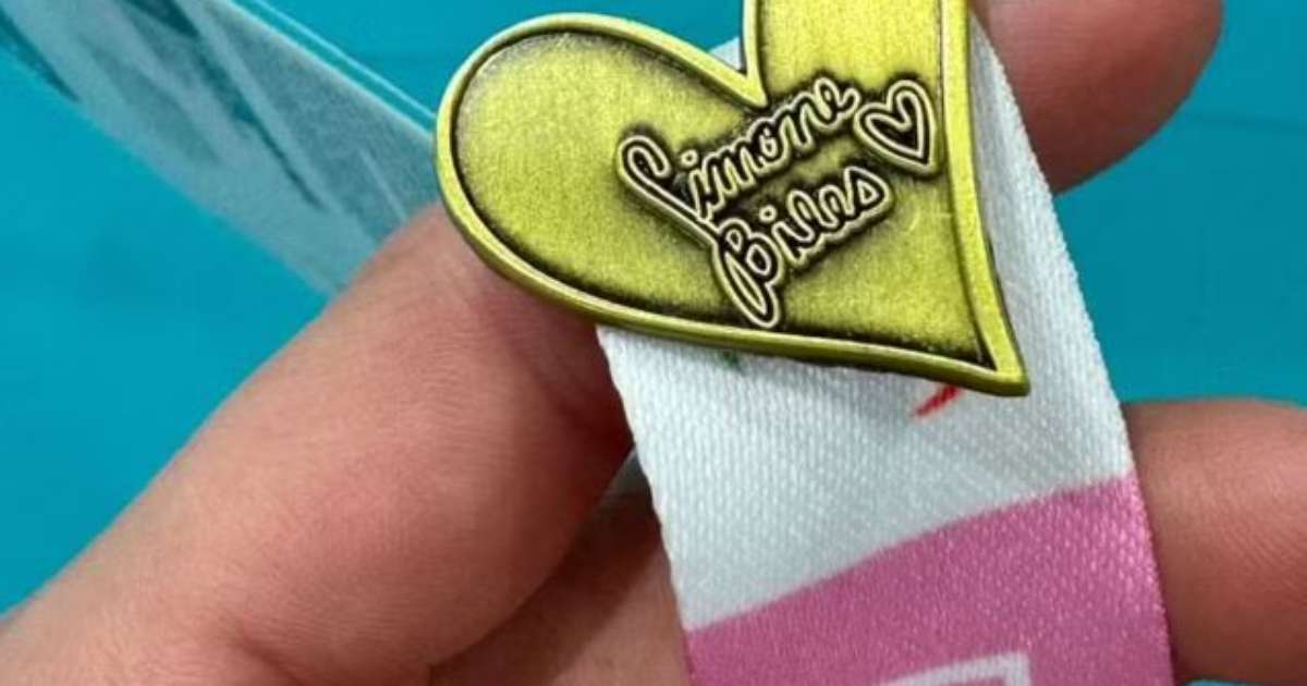 Simone Biles cria broche próprio para trocar com atletas em Paris