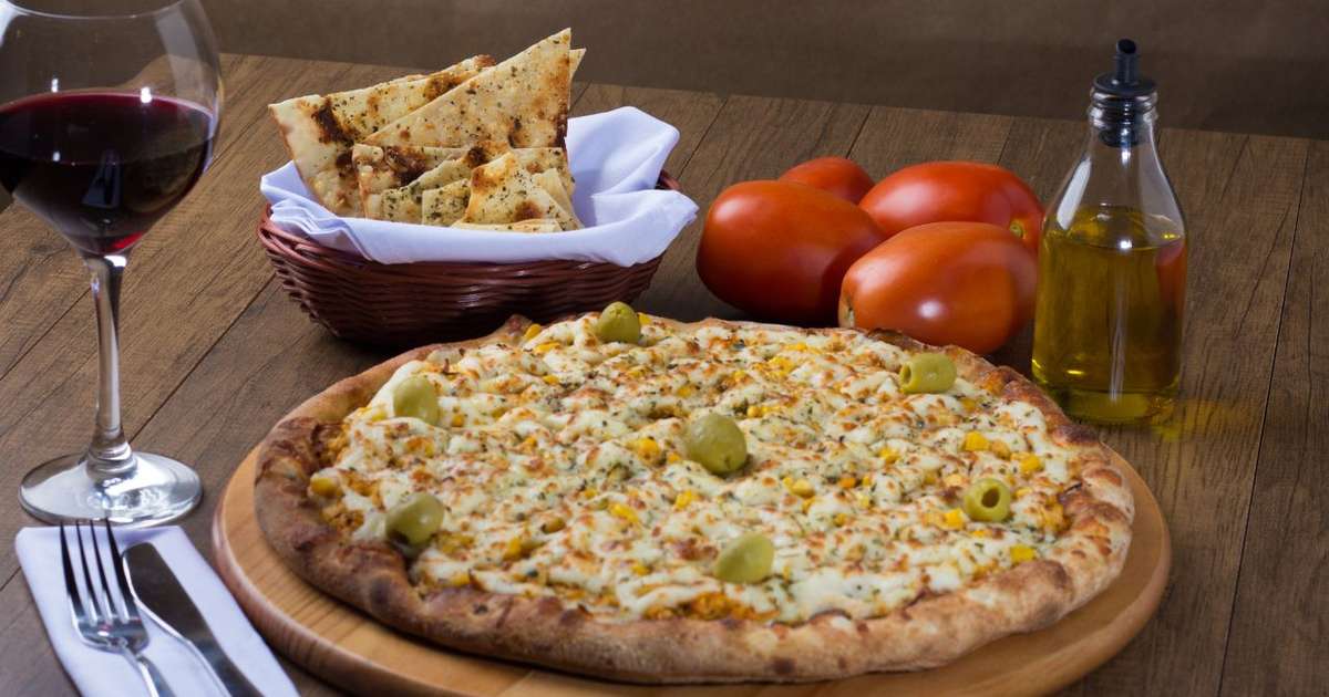 Pizza de frango: massa macia e recheio suculento em só 30 minutos