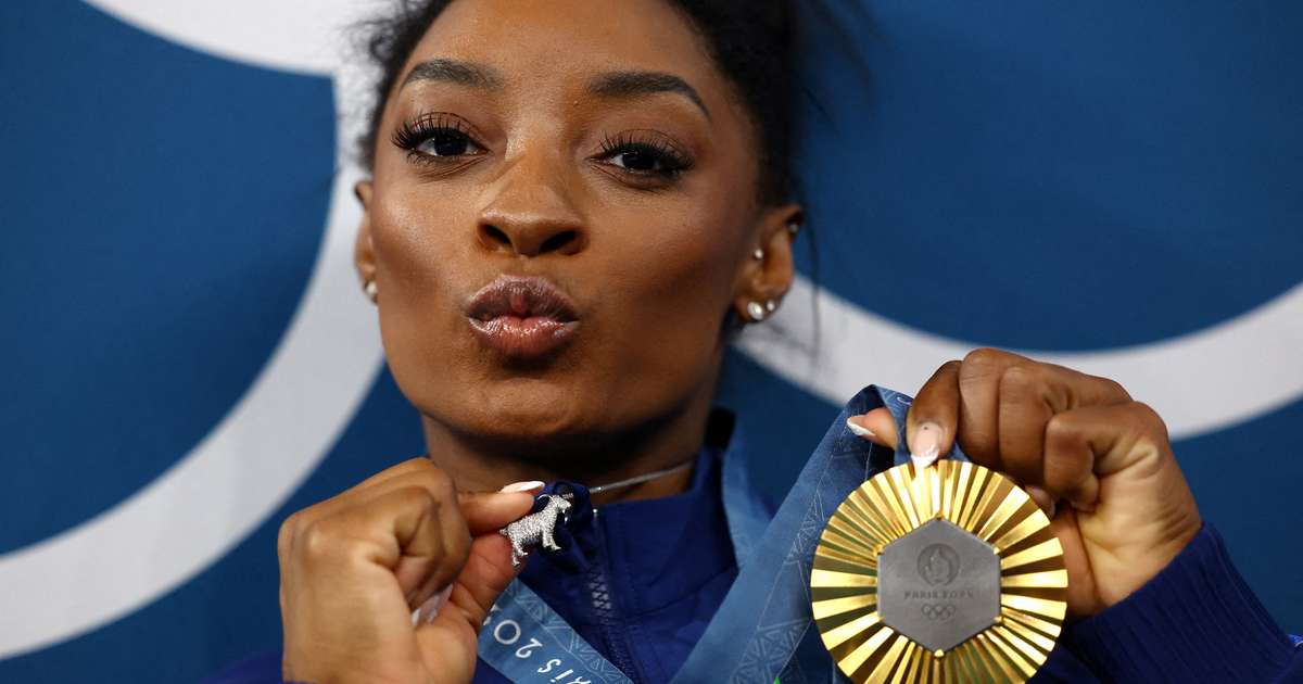 Simone Biles ostenta colar de melhor da história após ganhar ouro na ...