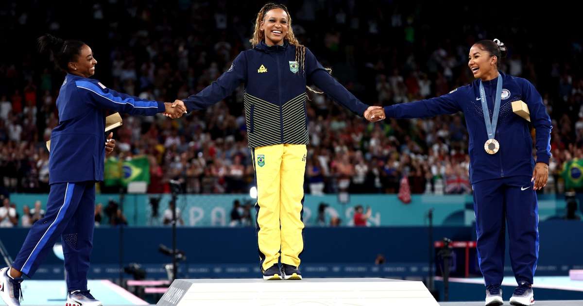 Foto histórica de Rebeca Andrade no pódio é capa do Washington Post