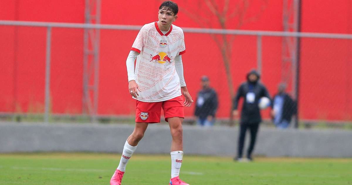 Arthur Theodoro, destaque da base do Braga, assina seu primeiro ...