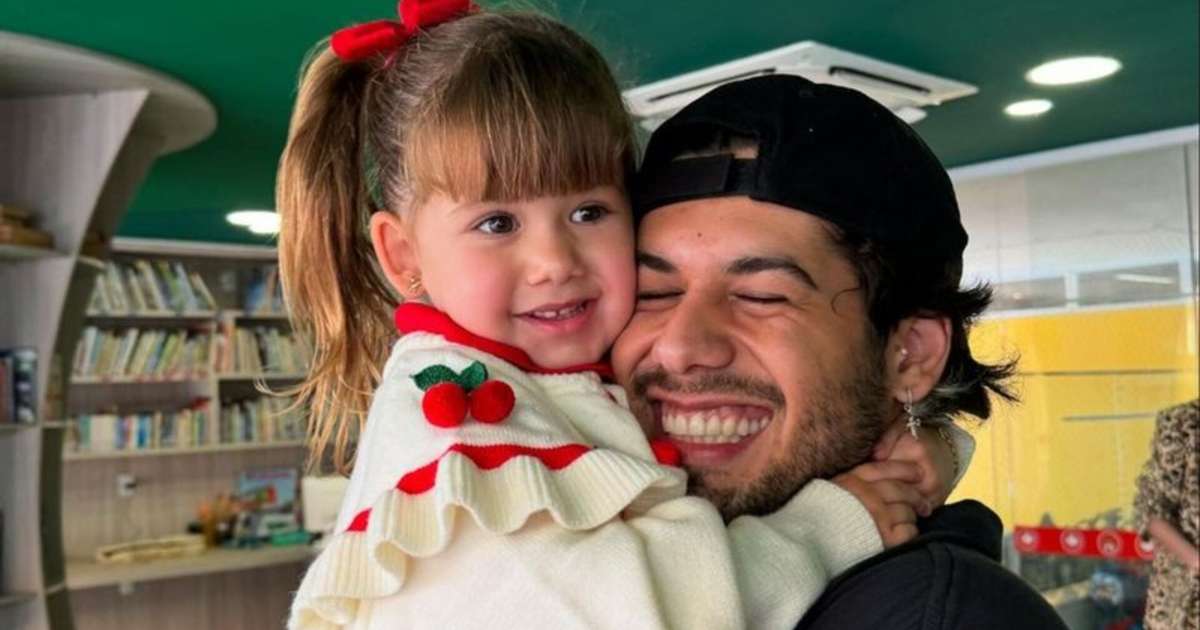 Zé Felipe se emociona com presente artesanal de Maria Alice na escola