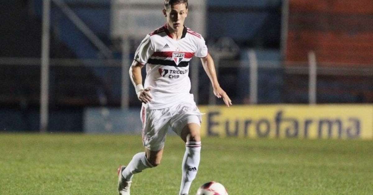 Patryck, do São Paulo, passa por exames e tem fratura diagnosticada.