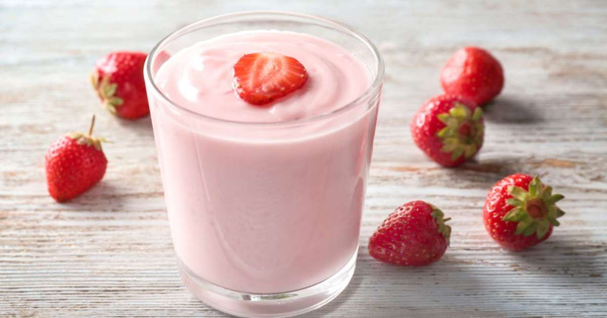 Iogurte de morango saudável: aprenda a receita de liquidificador
