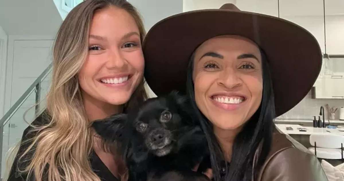 Jogadora Marta encanta ao abrir álbum de noivado com Carrie Lawrence