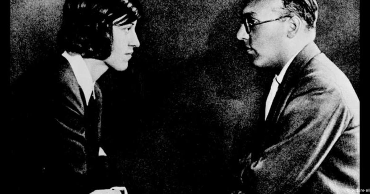 1928: Estreia "Ópera dos três vinténs", de Brecht-Weill
