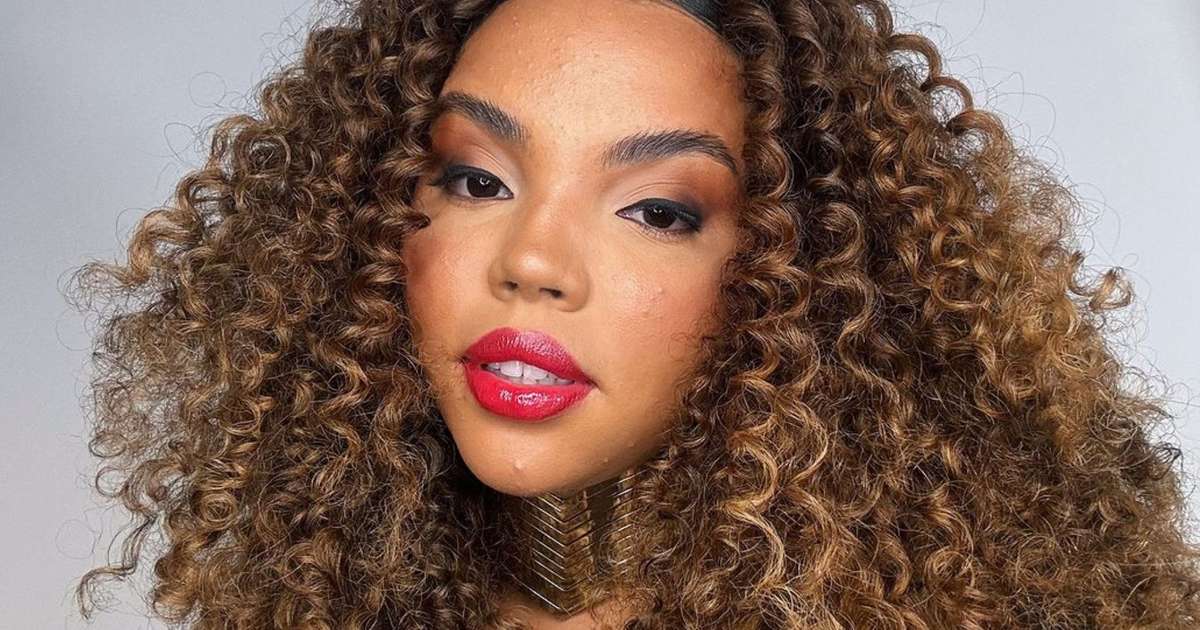 Quem é? Ex-BBB Pitel é flagrada em momento íntimo com apresentador