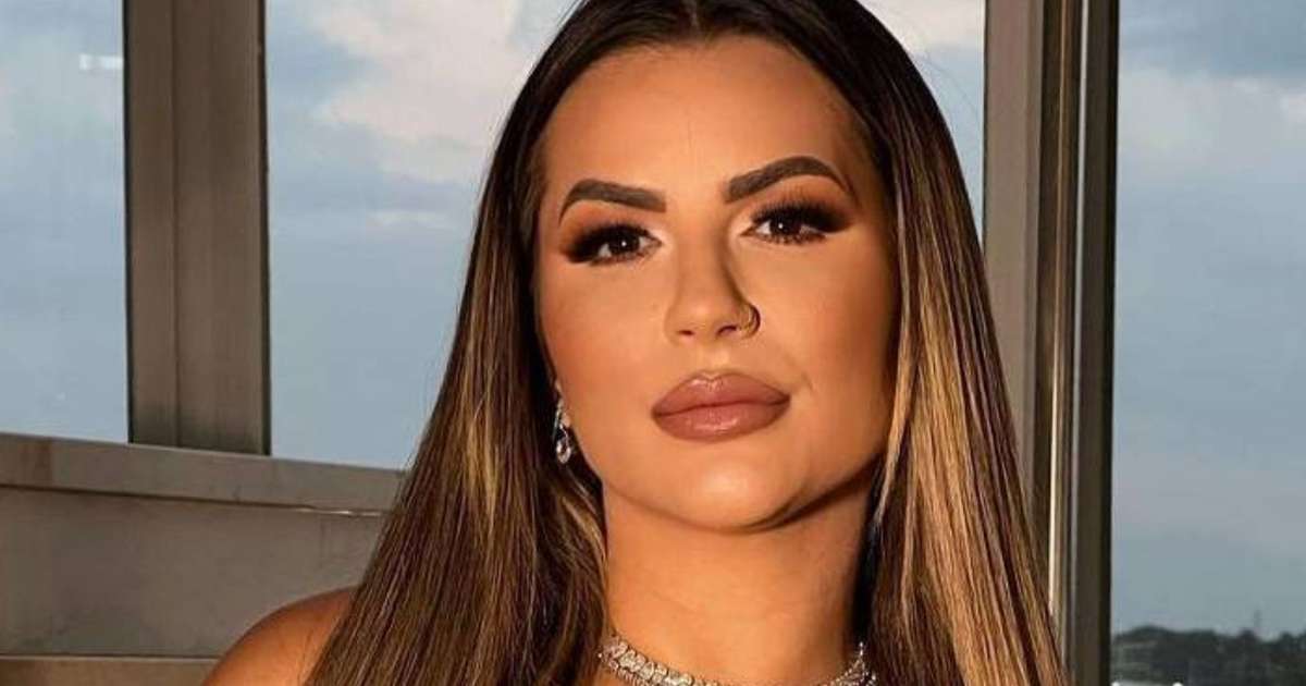 Deolane Bezerra ganha apoio e acena para os fãs na porta da delegacia