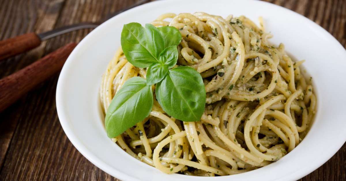 Macarrão ao molho pesto simples: o clássico italiano em 30 minutos