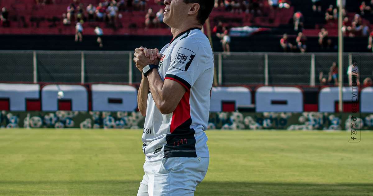 Osvaldo acompanha partida entre Vitória e Juventude após alta médica