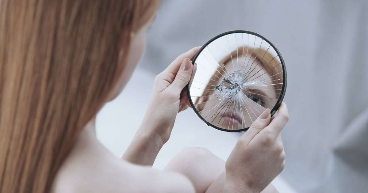 Conheça 5 sinais que podem indicar dismorfia corporal