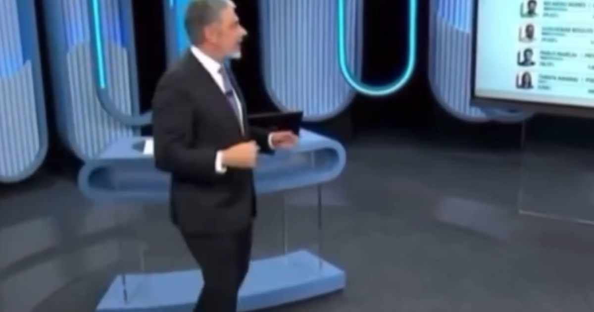 Bonner relembra meme e avisa antes de beber água: ‘É de latinha’