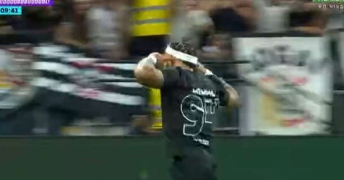 Depay marca, Corinthians goleia o Athletico e deixa a zona de rebaixamento