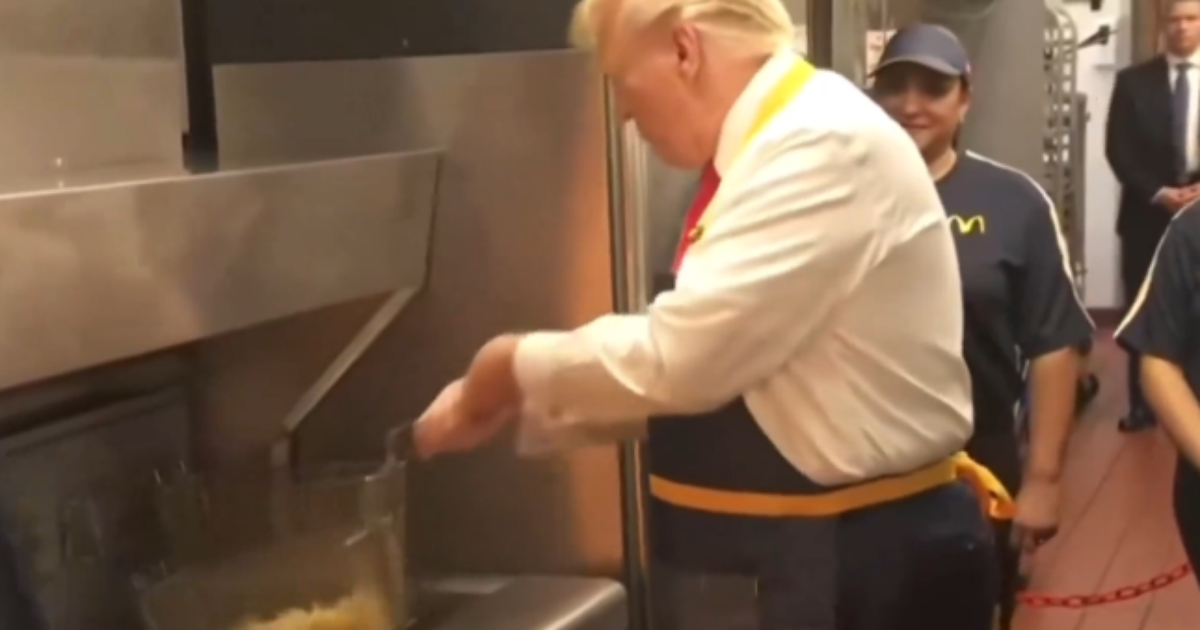 Eleições nos EUA: Trump faz batata frita em rede de fast-food para ...