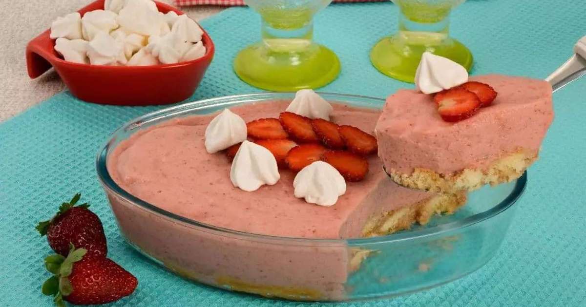 Gelado de morango na travessa: veja como preparar o doce cremoso