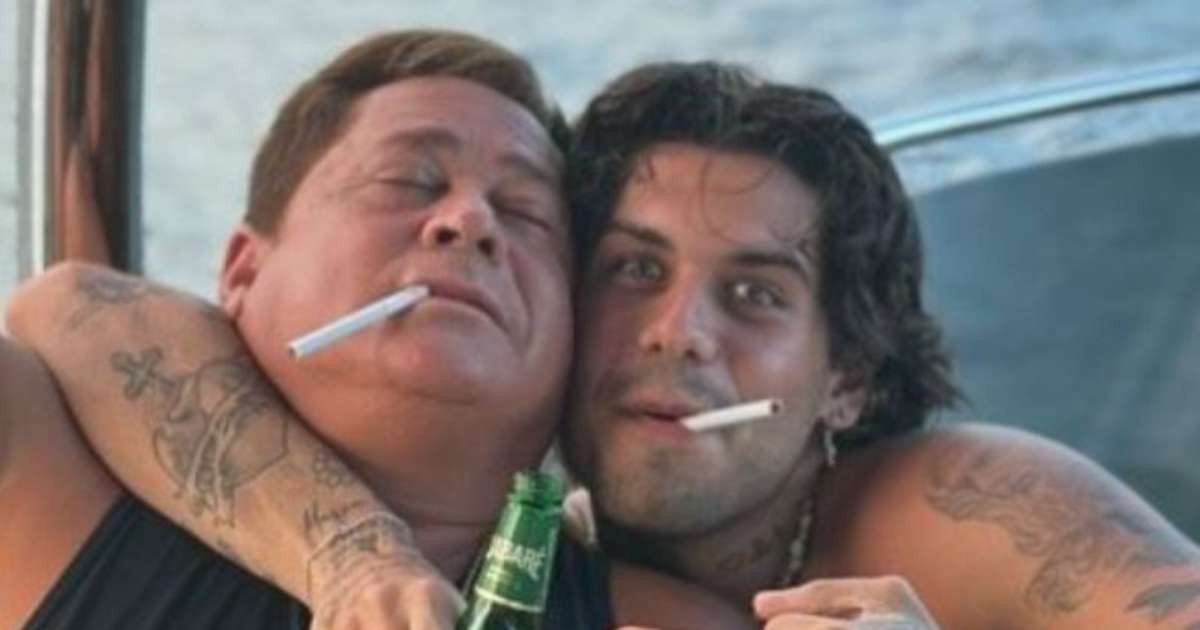 Em família! Zé Felipe se diverte ao lado de Leonardo durante passeio em iate