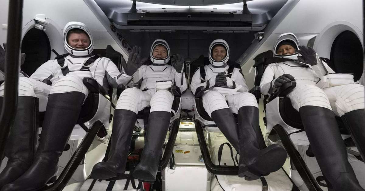 Astronautas da Nasa são hospitalizados após meses na Estação Espacial ...