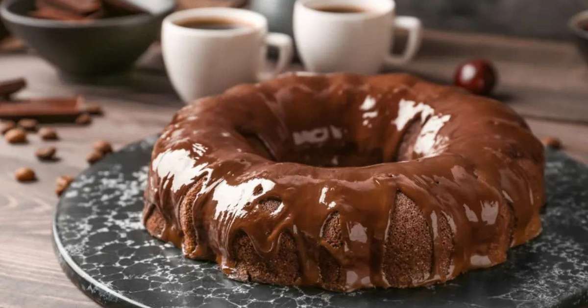 Bolo de chocolate com café: aprenda a fazer o doce fácil e fofinho