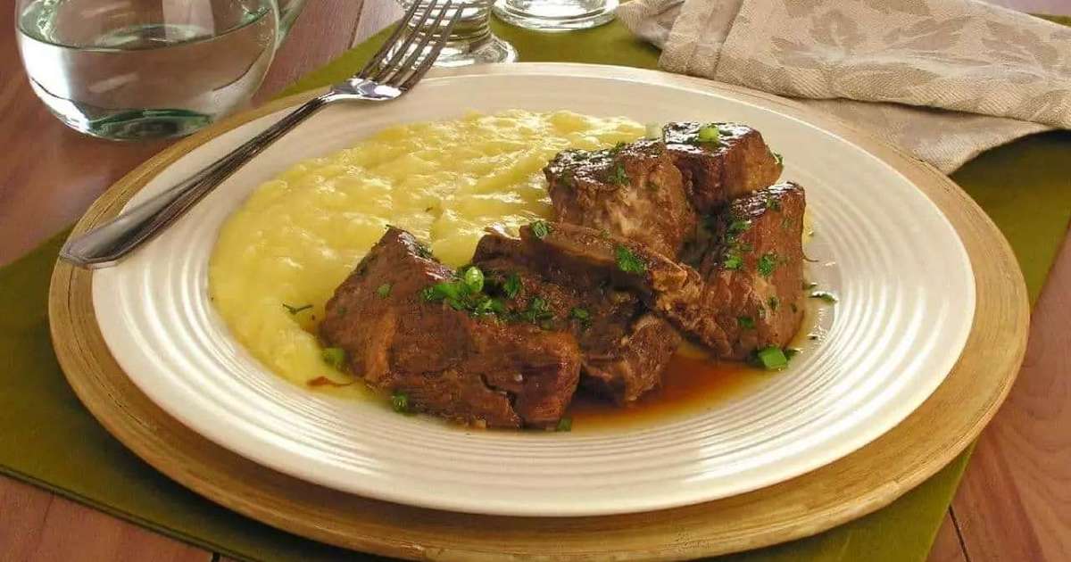 Costela com purê de mandioca: veja como fazer o prato suculento