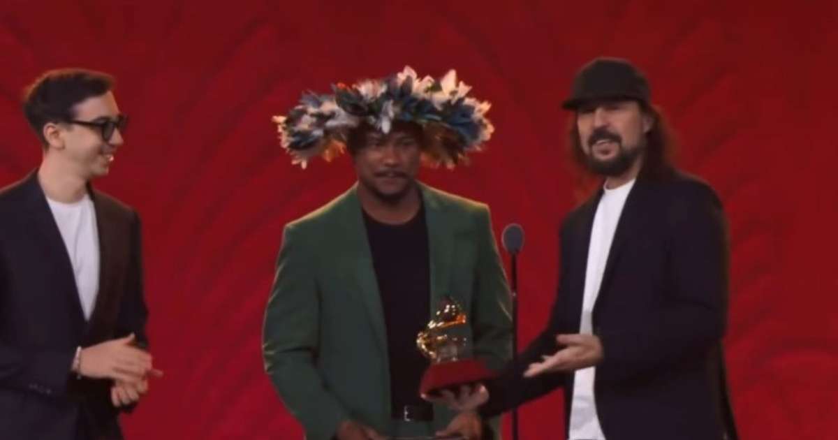 Cantor Xamã, filho de indígena, recebe Grammy Latino de cocar; entenda ...