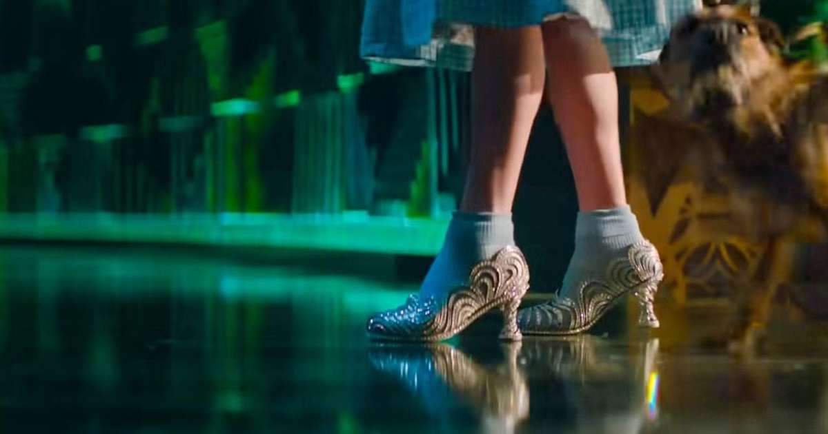 Dorothy, de O Mágico de Oz, aparece em Wicked?