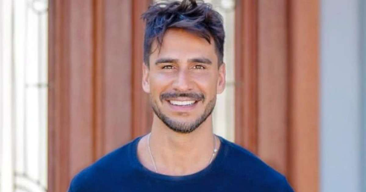 Julio Rocha viraliza ao adesivar carro com fotos inusitadas