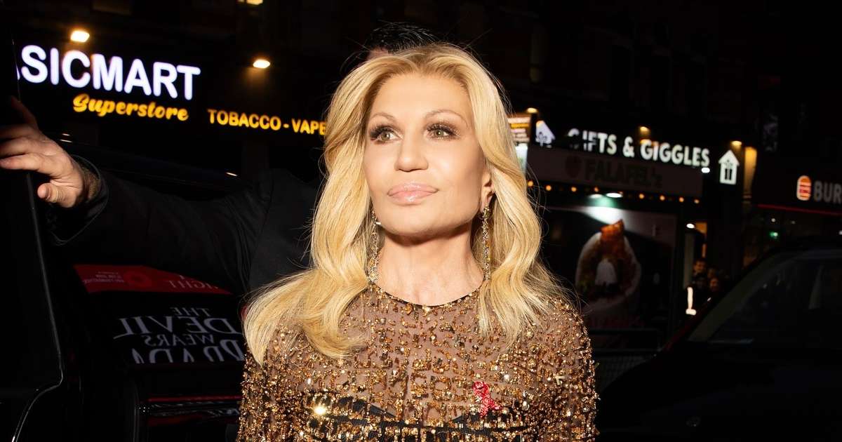 Donatella Versace choca fãs ao estrear 'novo rosto' em peça de teatro ...
