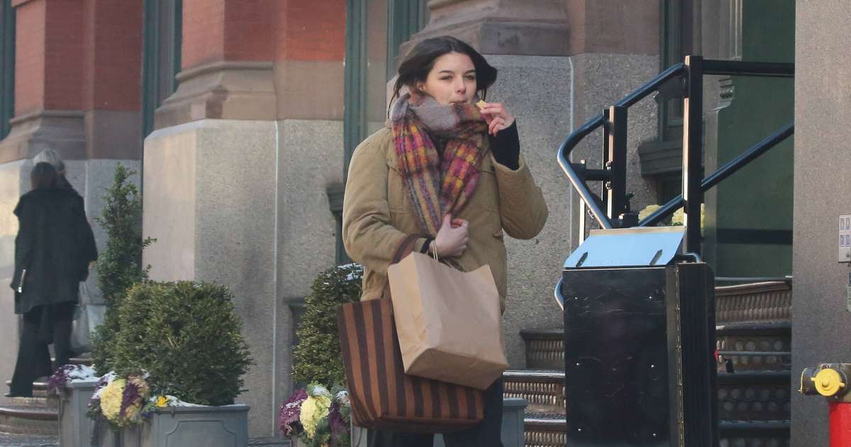 Filha de Tom Cruise e Katie Holmes se torna milionária aos 18 anos; entenda