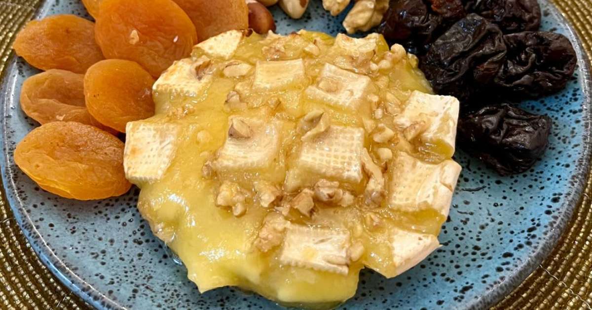 Queijo brie na airfryer: receita fácil com mel e nozes