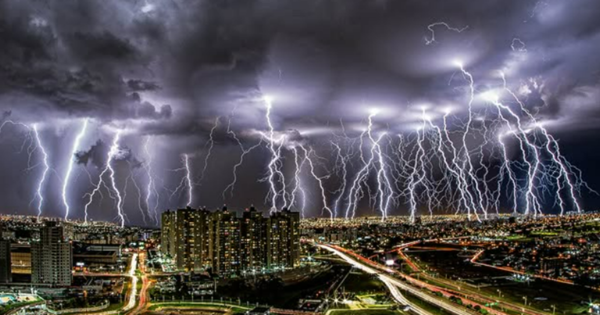 Fotógrafo registra 'chuva' de raios no Distrito Federal; imagem surpreende