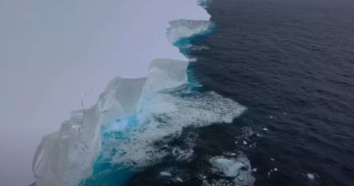 Maior iceberg do mundo se desprende e flutua em direção ao norte