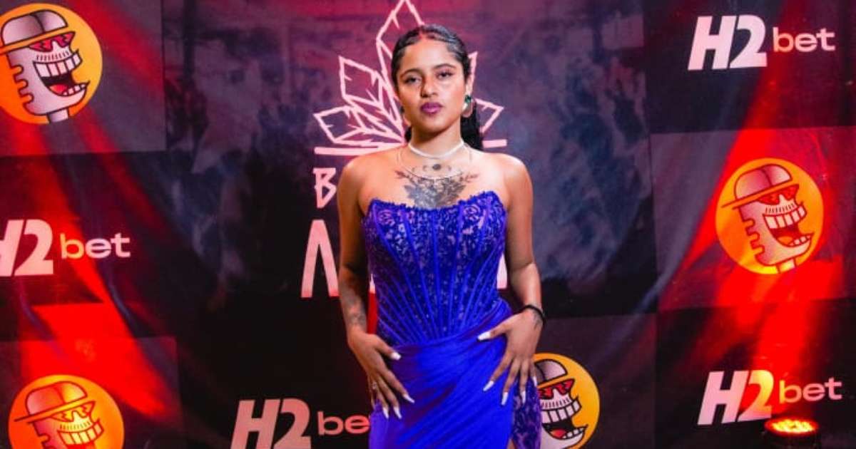 Maria MC marca presença em premiação do PodPah