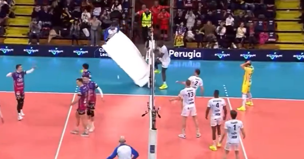 Jogador de vôlei viraliza ao derrubar torre da arbitragem em acidente ...