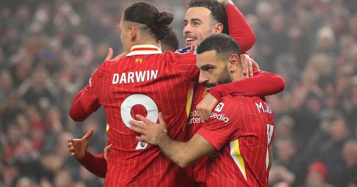 Liverpool toma susto, mas vira sobre Leicester e aumenta vantagem na ...