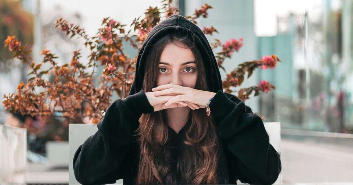 O que significa quando alguém cruza os dedos, as mãos ou os braços na ...