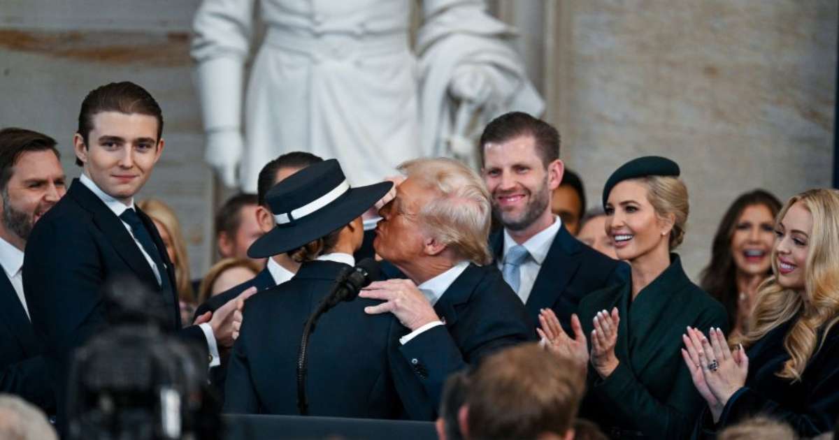 Donald Trump e Melania viralizam após 'beijo estranho' na posse