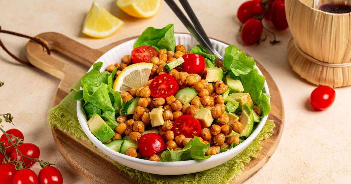 Salada de grão-de-bico com legumes: uma receita para abrir o apetite