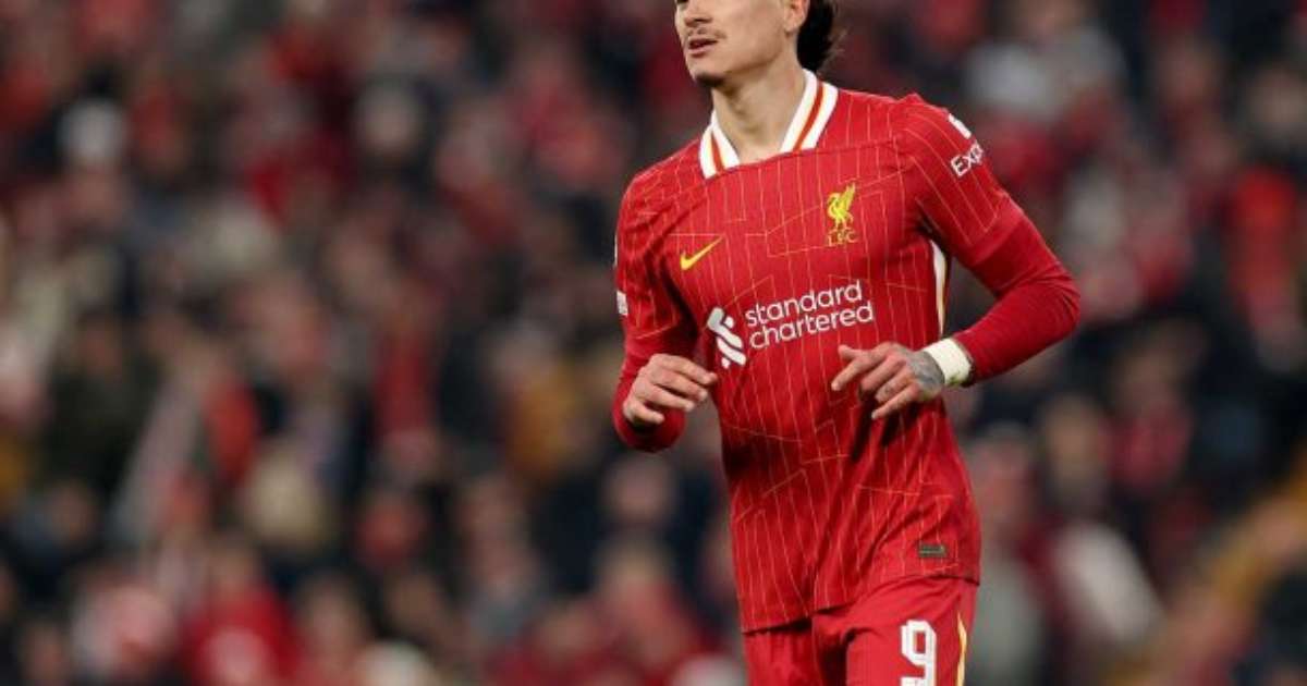 Atacante do Liverpool 'ignora' Pelé e elege o maior jogador brasileiro de todos os tempos