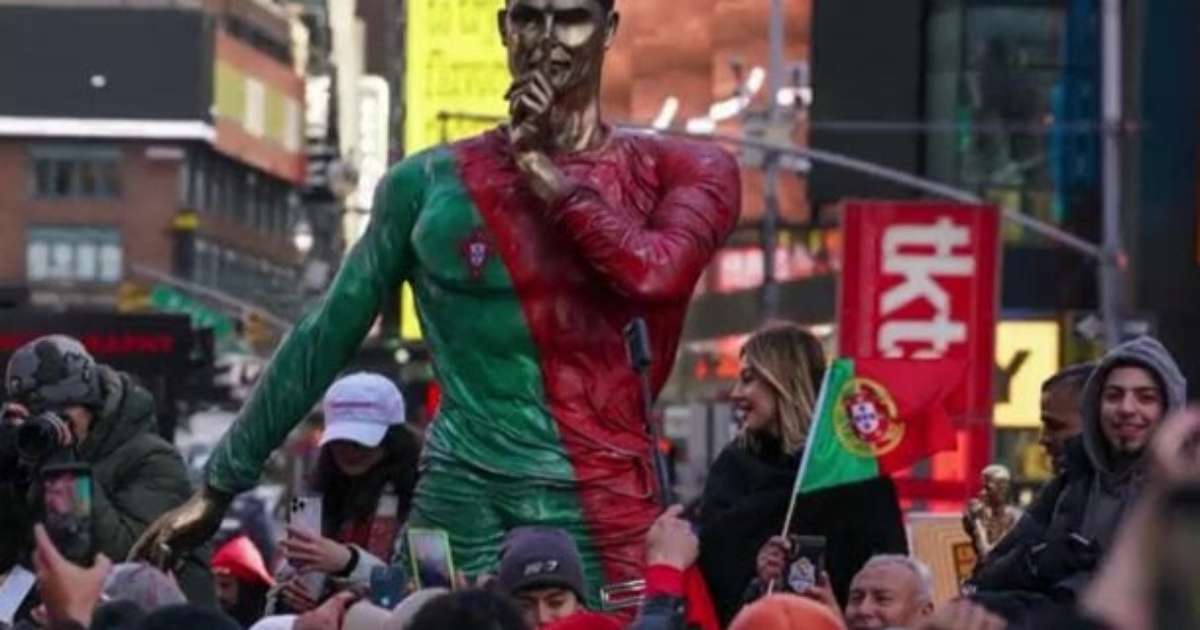 Cristiano Ronaldo ganha estátua na Times Square em seu aniversário de ...