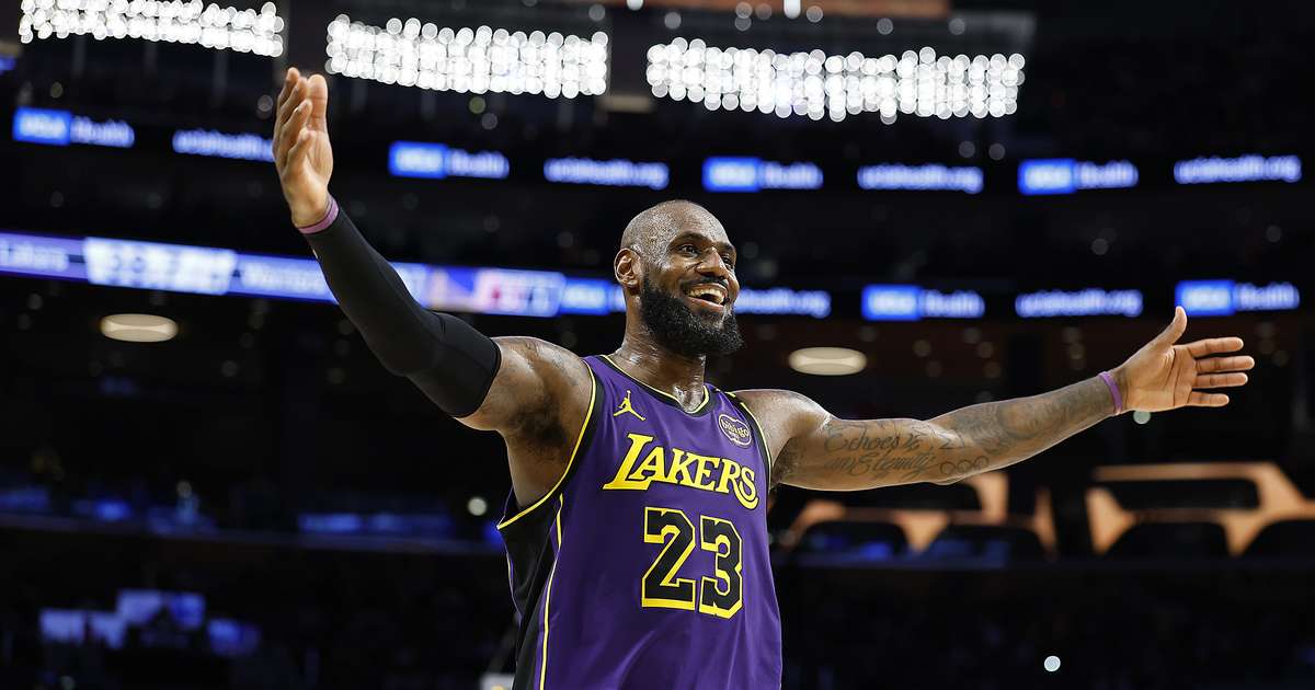 LeBron James dá show na NBA e narrador viraliza com reação inusitada