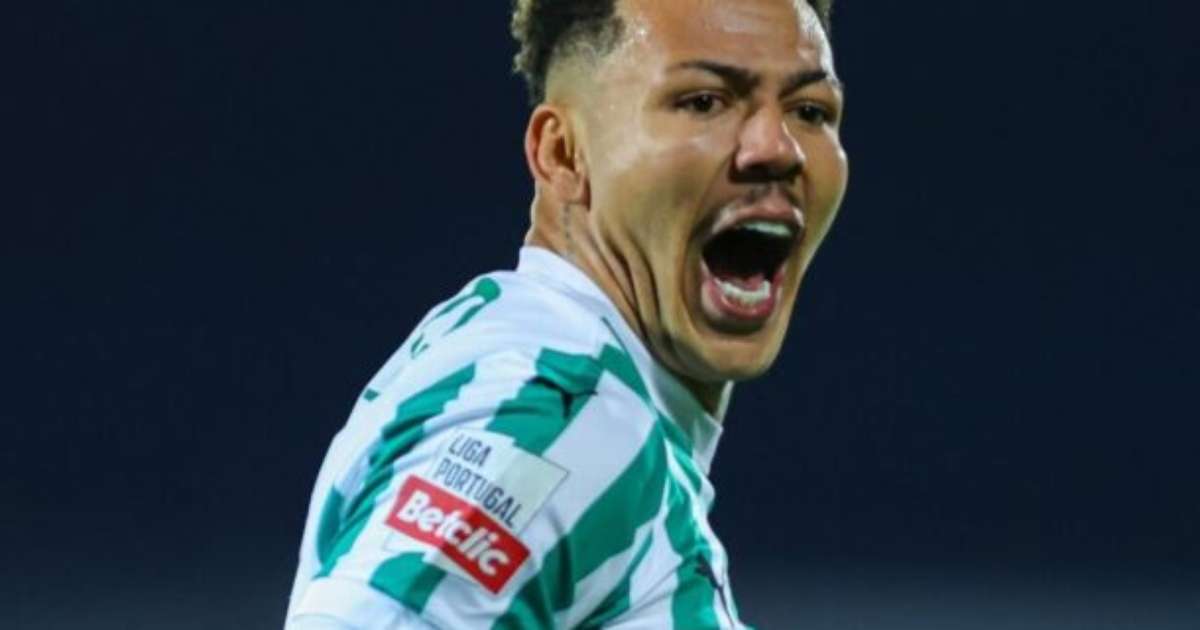 Emprestado pelo Vasco, Clayton é eleito melhor jogador do mês em Portugal