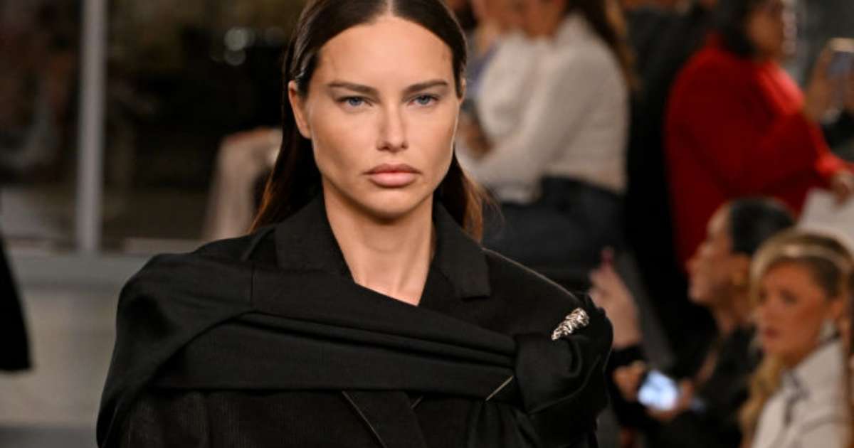 Toque de Brasil! Adriana Lima desfila para Tory Burch na Semana de Moda ...
