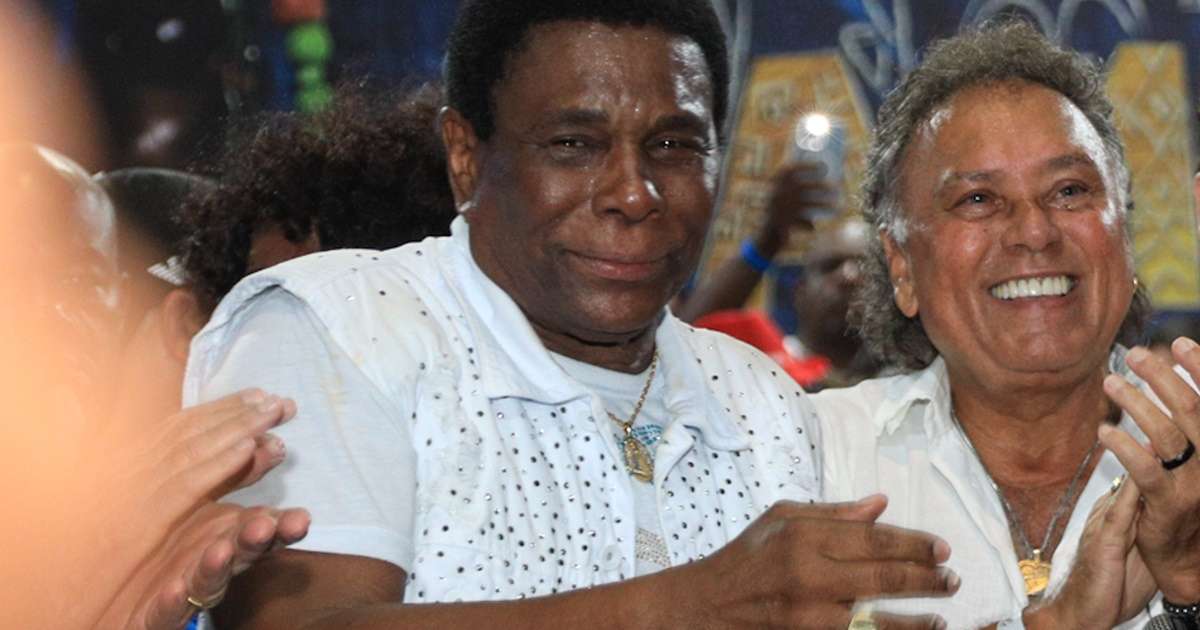 Neguinho da Beija-Flor vai às lágrimas em homenagem na quadra da escola