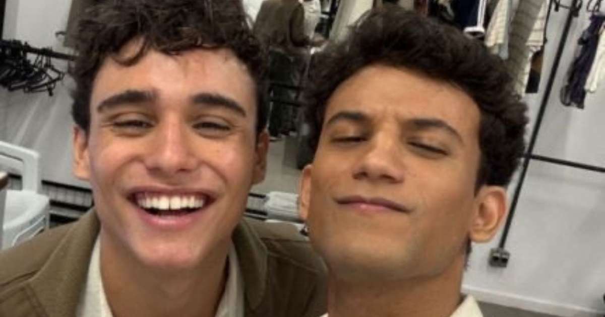 Guto e Vinicius trocam primeiro beijo em 'Garota do Momento'