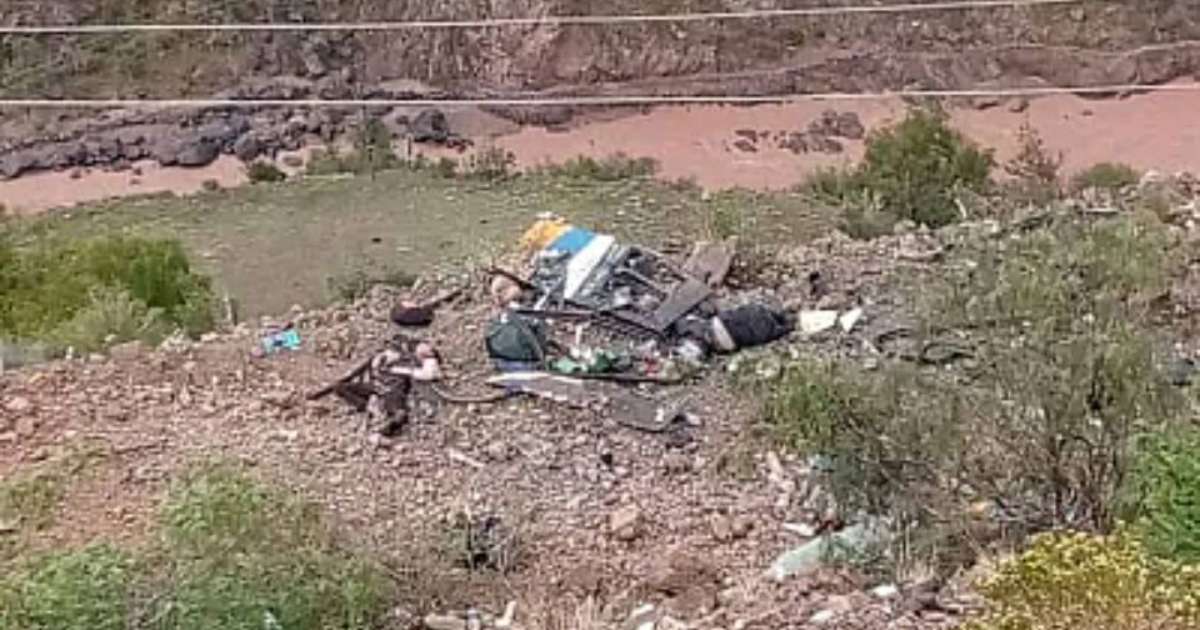 Ônibus cai em abismo de 800 metros na Bolívia e deixa pelo menos 30 mortos