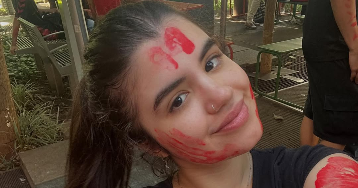 Ex-chiquitita Carol Chamberlain leva trote ao passar em faculdade