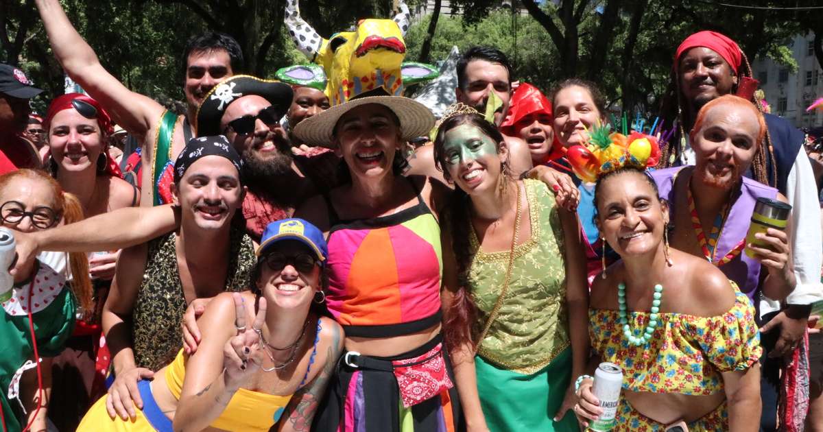 Foliões curtem bloco Cordão do Boitatá no centro do Rio de Janeiro ...